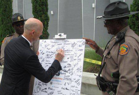 Scott Signs Florida Texting While Driving Ban Into Law : NorthEscambia.com